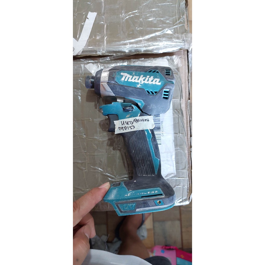 makita brushless impact 1/4 dtd153 (needs new shell , seeling as is ...
