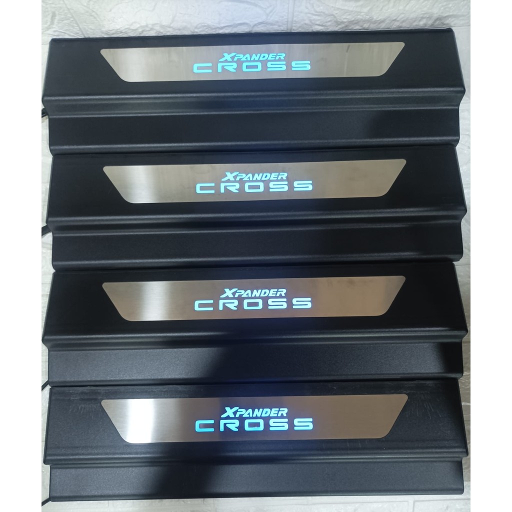 Sill PLATE/LIGHT SIDE FILLPLATE/SIDE SCUFF PLATE LED Xpander Cross 2017 ...