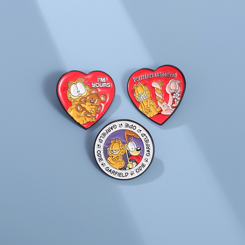 Cute Garfield Enamel Pins Funny Cat Brooch Badges Cartoon Movie Heart ...