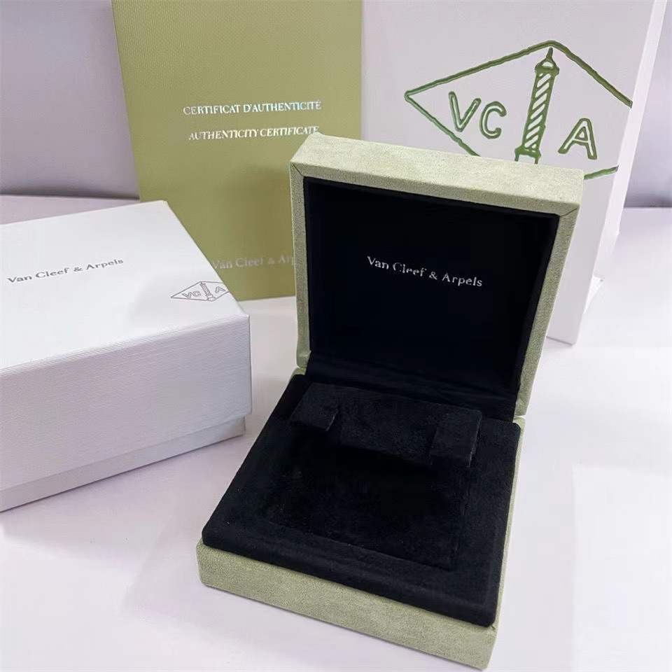 Van Cleef Four-leaf Clover Deer Velvet Pendant Necklace Box Ring ...