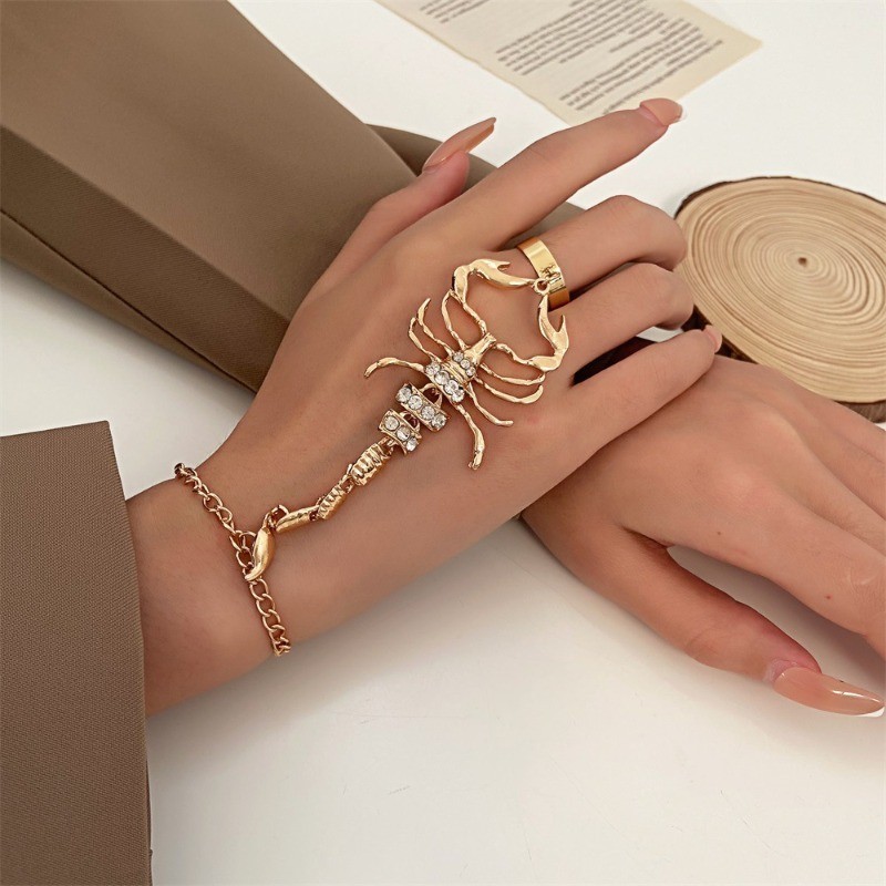 European and American exaggerated scorpion finger bracelet, sweet and ...