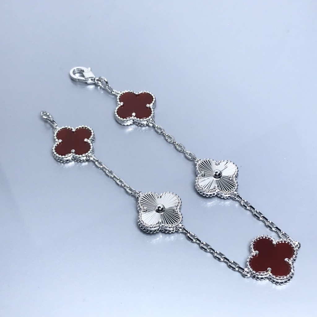 van Classic and fashionable four-leaf clover Vintage Alhambra bracelet ...