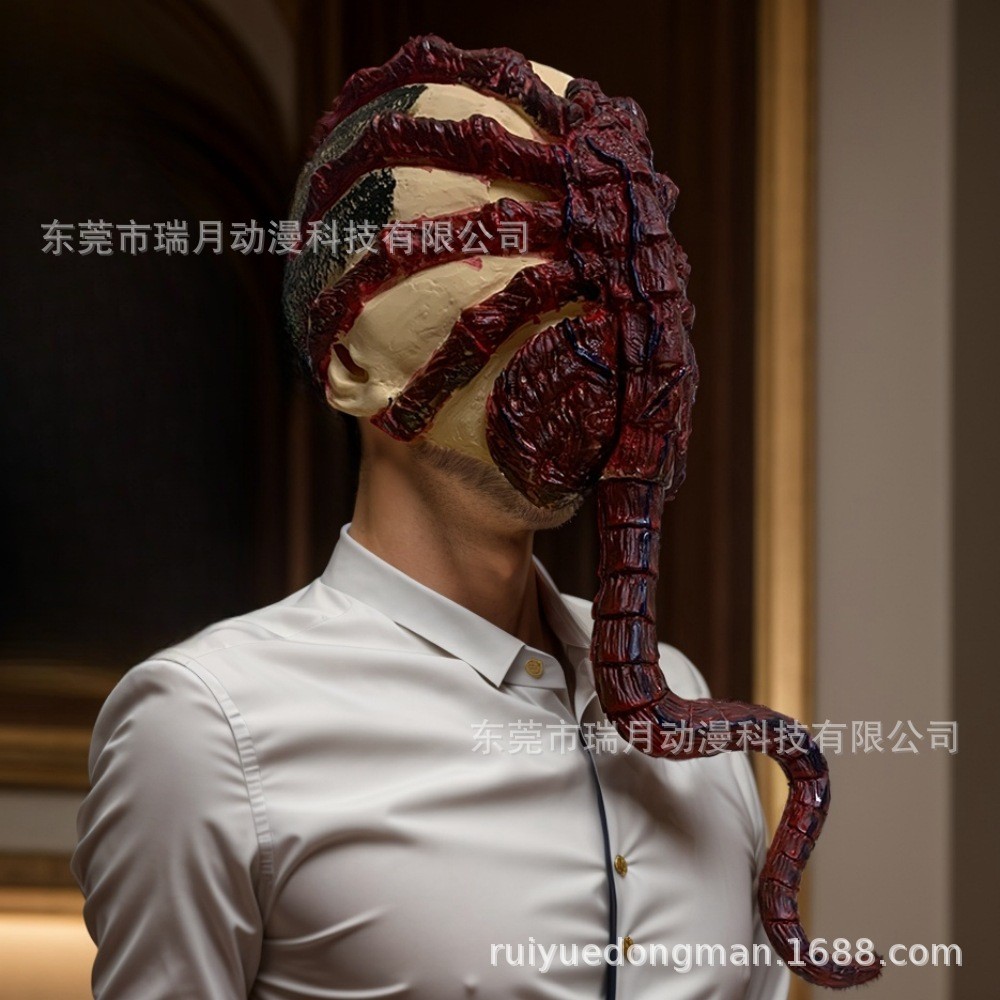 Alien Holding Face Insect Mask Predator Alien Poisonous Scorpion ...