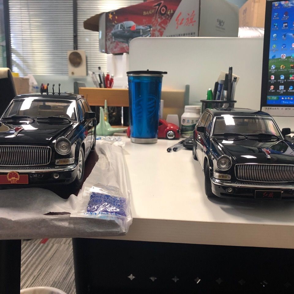 Red Flag 1: 18 70th Anniversary Gift Guest Model Red Flag Car Model ...