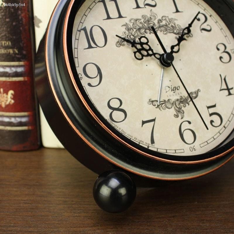 Alarm clock retro nostalgic mechanical clockwork old-fashioned simple ...