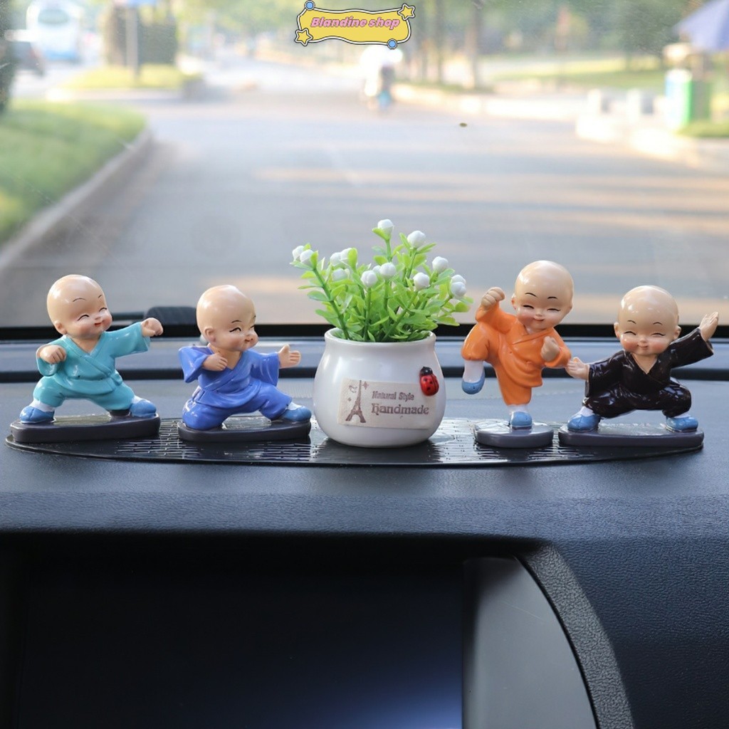 Statue of little monk Four Emptiness, little monk knocks on the bell ...