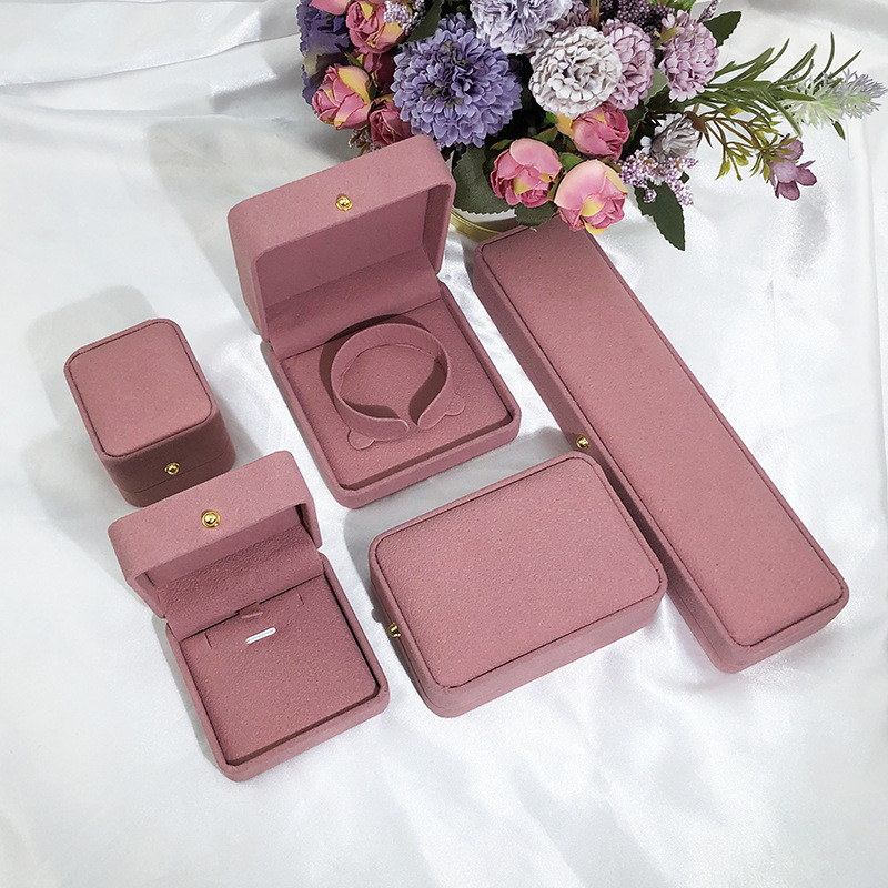 Factory Direct Sales Gold Buckle Rounded Pink Flannel Jewelry Box in ...