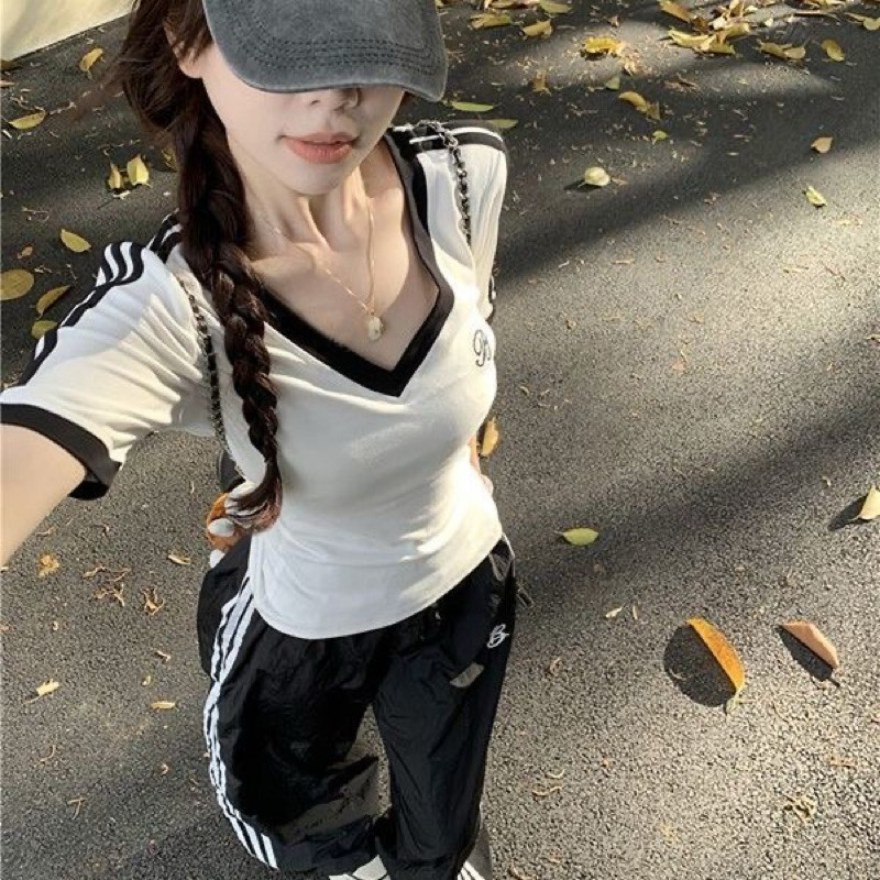 Women's body-hugging v-neck striped crop top in 1 color, black and ...