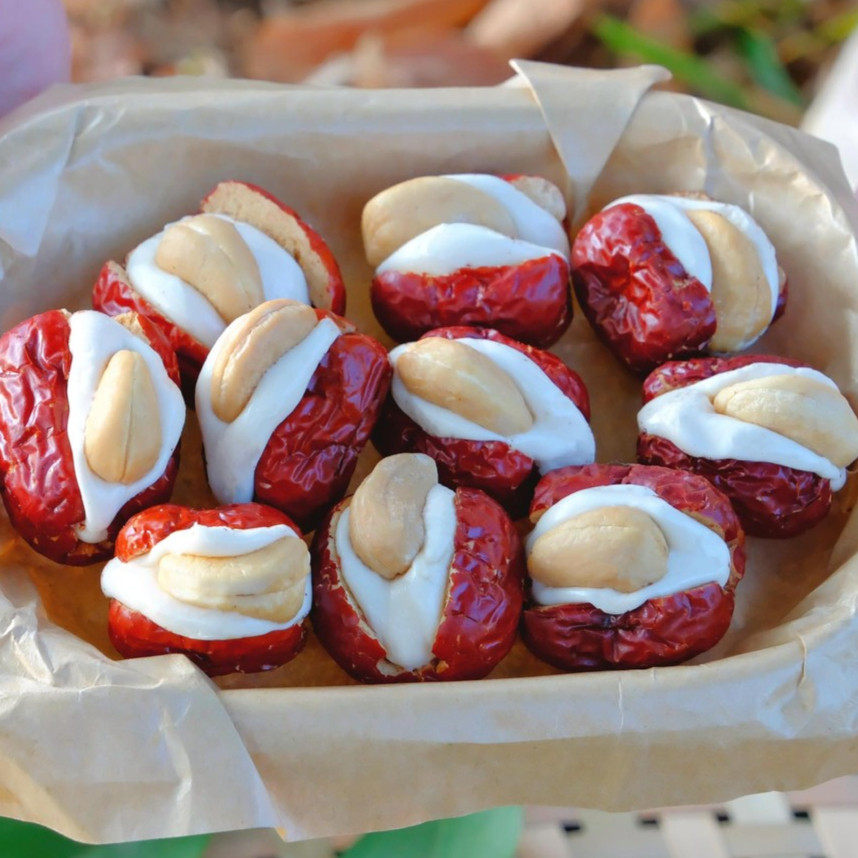 Red Apple Clip with Camel Milk with Cashew Nuts, Red Apple Candy Clip ...