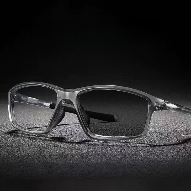 The new color-changing glasses are fashionable and simple. Black-framed ...
