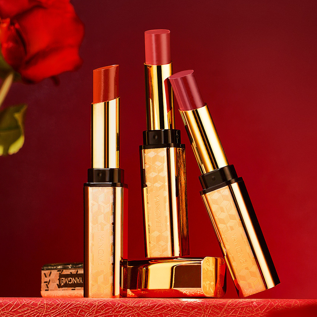 Yangmei Water Luminous Lipstick Light Texture Rich Color Rendering No ...