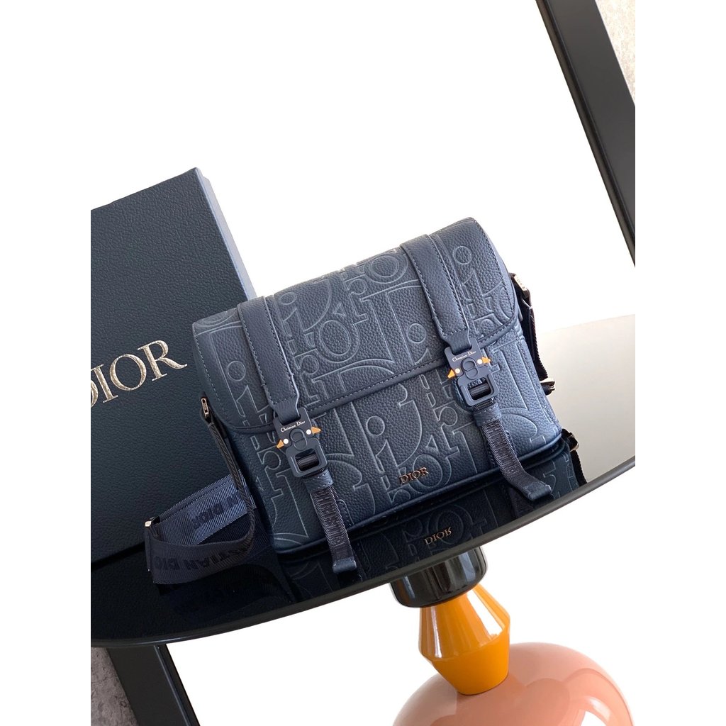 Dior This Flip Messenger Bag Highlights The High-Order Spirit with ...