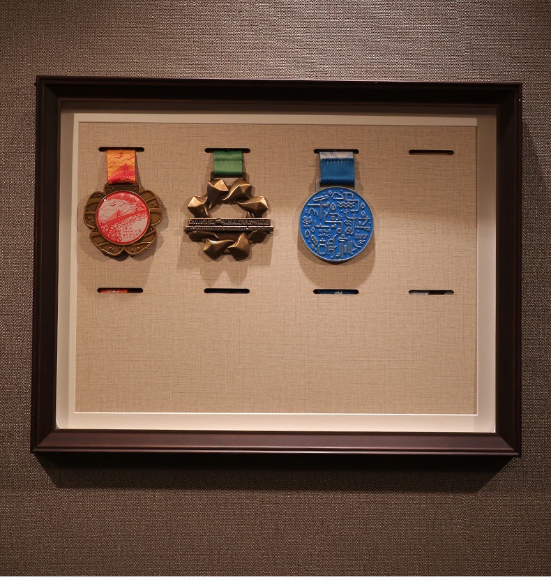 Marathon Medal Medal Storage Solid Wood Frame Table Display Badge ...