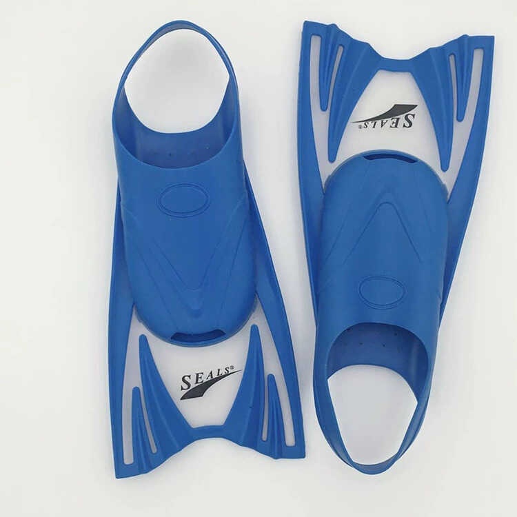 Mga Bata Ang Pagsasanay Sa Paglalangoy Gamit Ang Mga Flippers At Mga ...