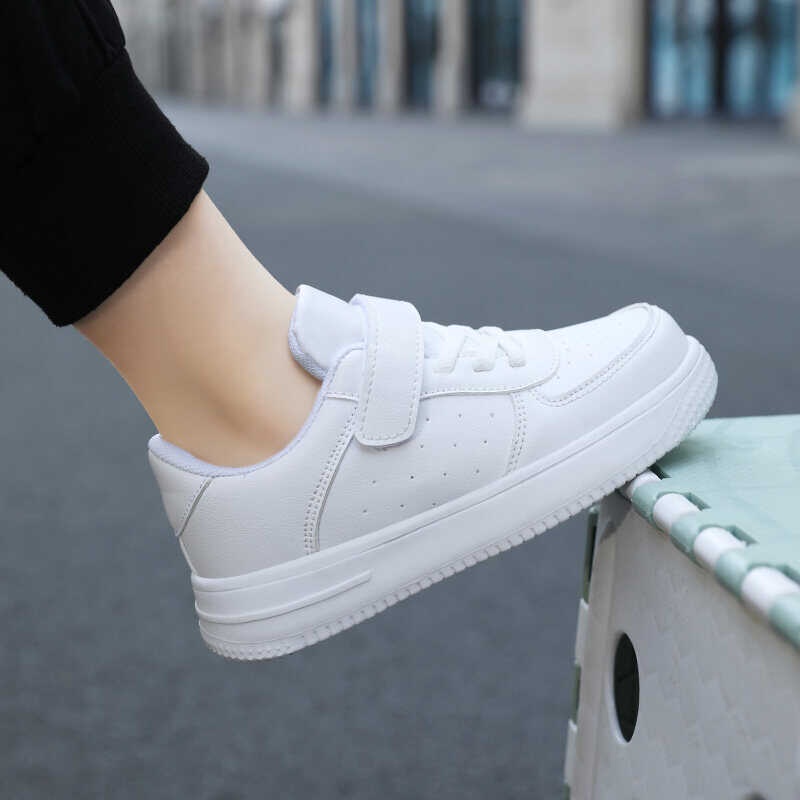 Mga puting sapatos ng mga bata sa sports, maliit na puting sapatos ng ... Mga puting sapatos ng mga bata sa sports, maliit na puting sapatos ng ...