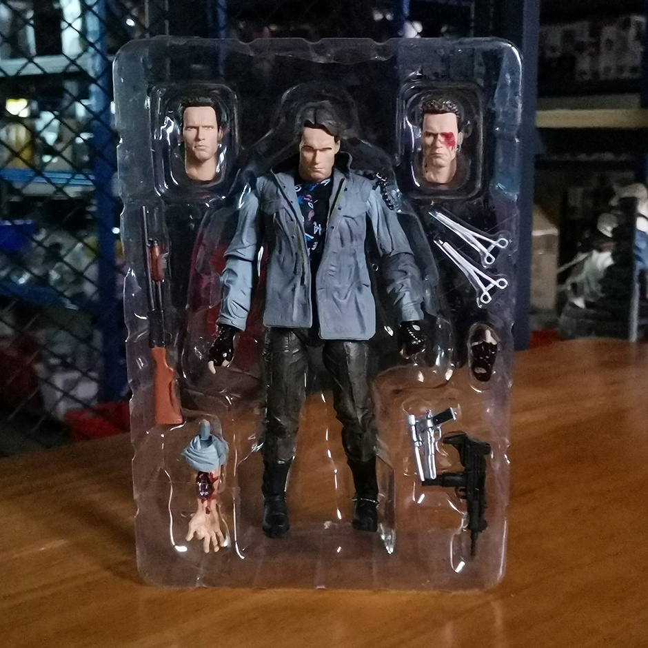 24-hour shipmentNECA Terminator - Ultimate Terminator Tech Noir T-800 ...