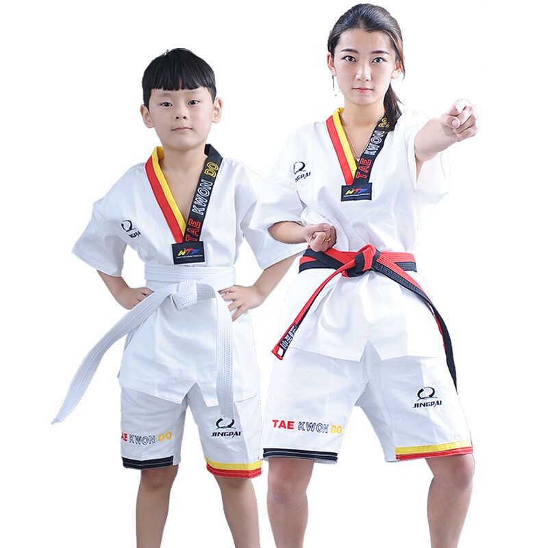 Mga batang babae at lalaki Taekwondo Dobok na humihinga kabuuan ng ...