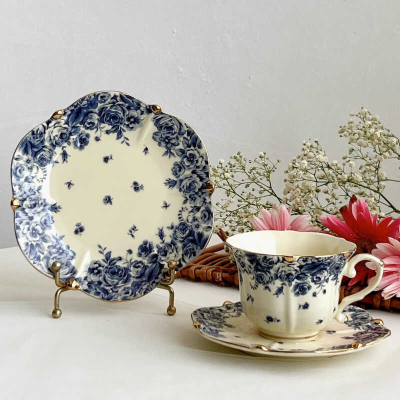Retro asul at puting porcelain coffee cup at tea tray set, maganda ...