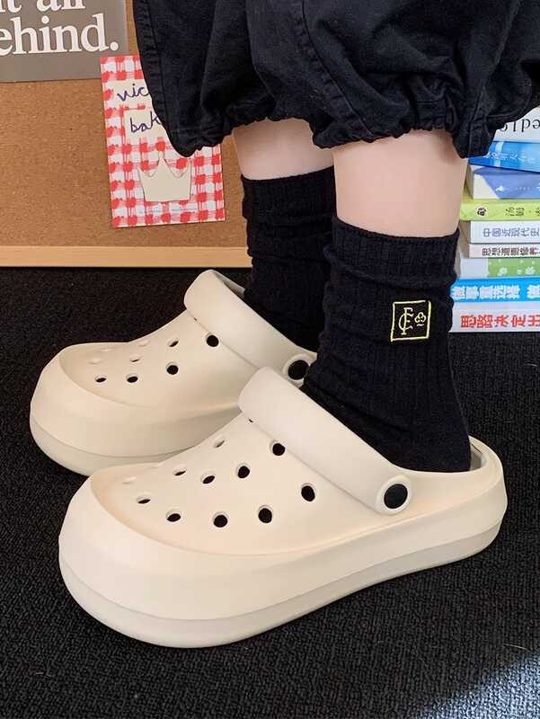 Women In Summer, With A Sense Of Stepping On Poop. Wear Non Slip And ...