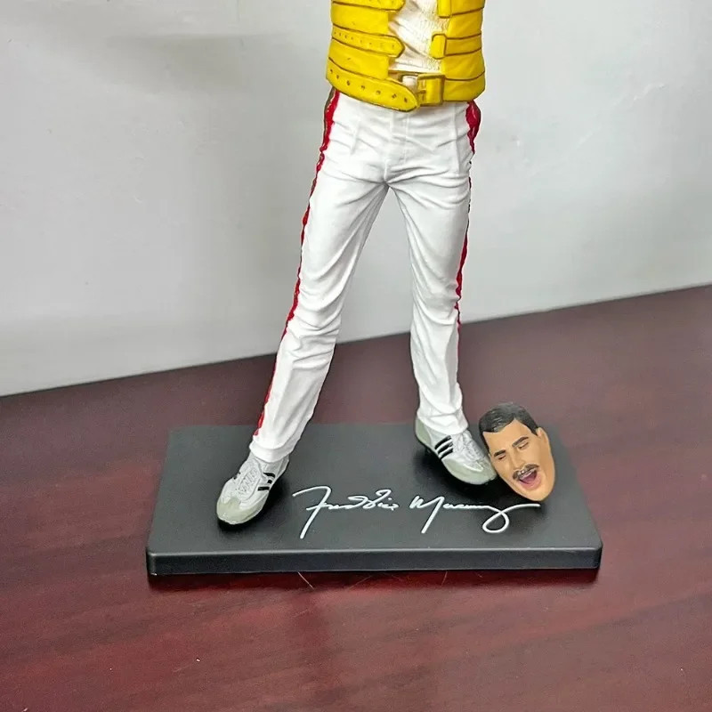 NECA 42066 Queen Frontman Freddie Mercury 7 In Ch Model Action Figure ...
