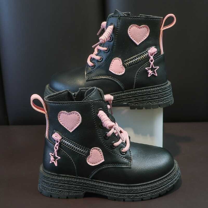 Ng Mga Binibigyan Batang Bota Ni Martin Ang Maikling Bota Ng Mga Bata ...