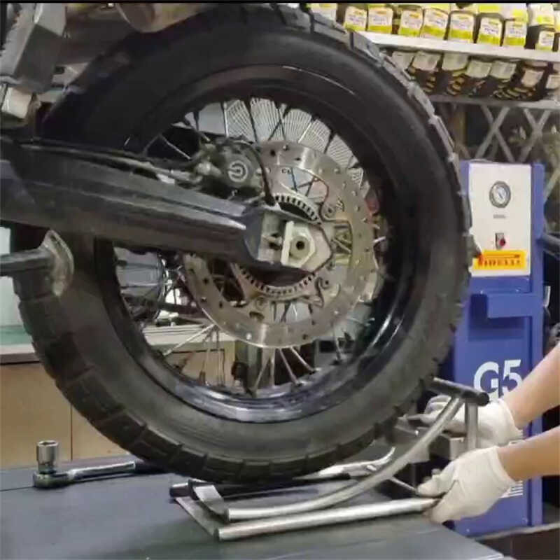 Mga Motorsiklo Sa Likod Tire Ekstrang Auxiliary Device, Kagamitan Ng ...