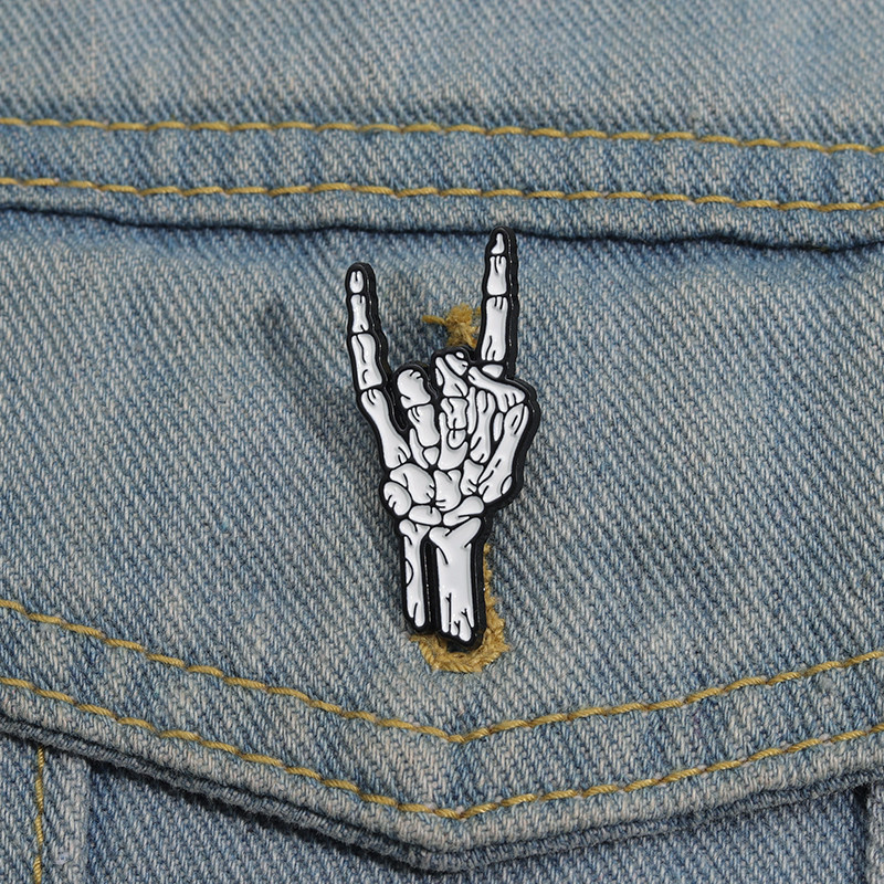 Punk Skull Finger Brooch Pin Skeleton Hand Brooch Lapel Backpack Badge ...