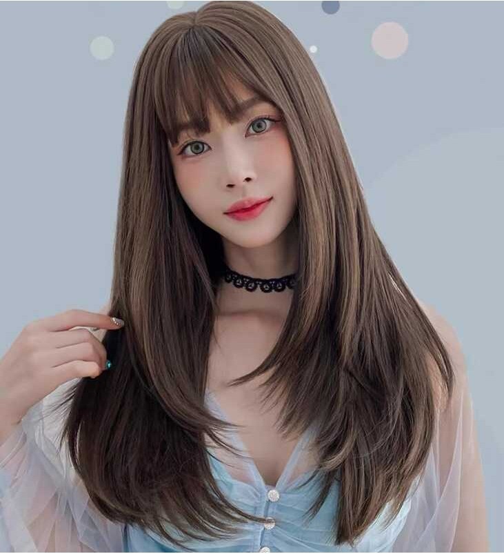 Ang mahabang tuwid buhok na may bangs, buong palaka, matamis at ...