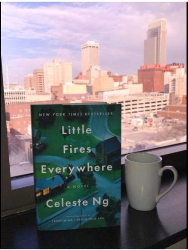 Litit na Aklat Fires Kahit saan mula sa nobela ni Celeste Ng ...