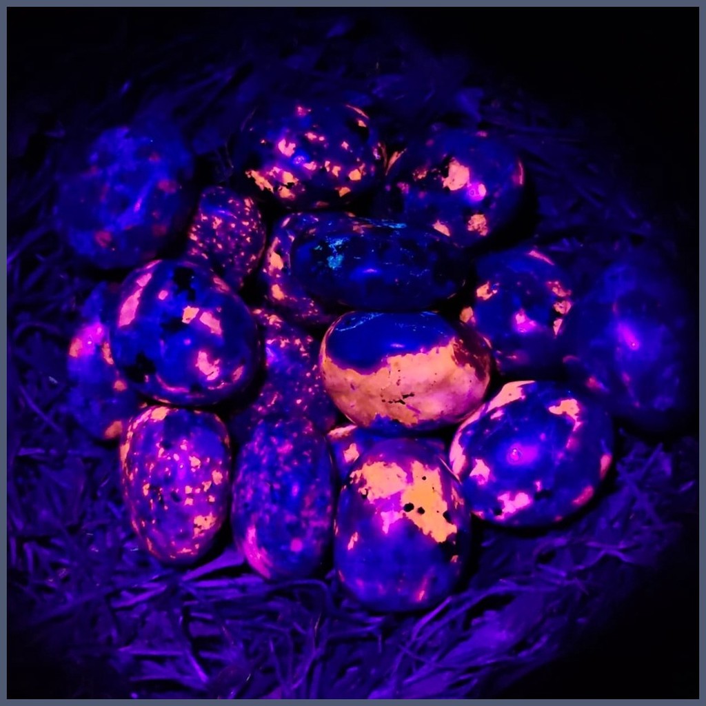 ↕ ☩ ∳ Yooperlite (Stone of Truth) Glowing Stone UV Reactive Crystal ...