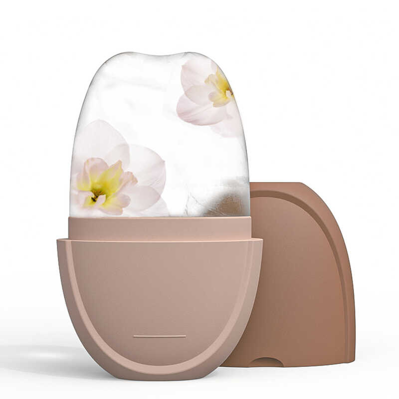 may Sila ay hugis Oval ice cube rollers na mahigpit balat at alisin ang ...