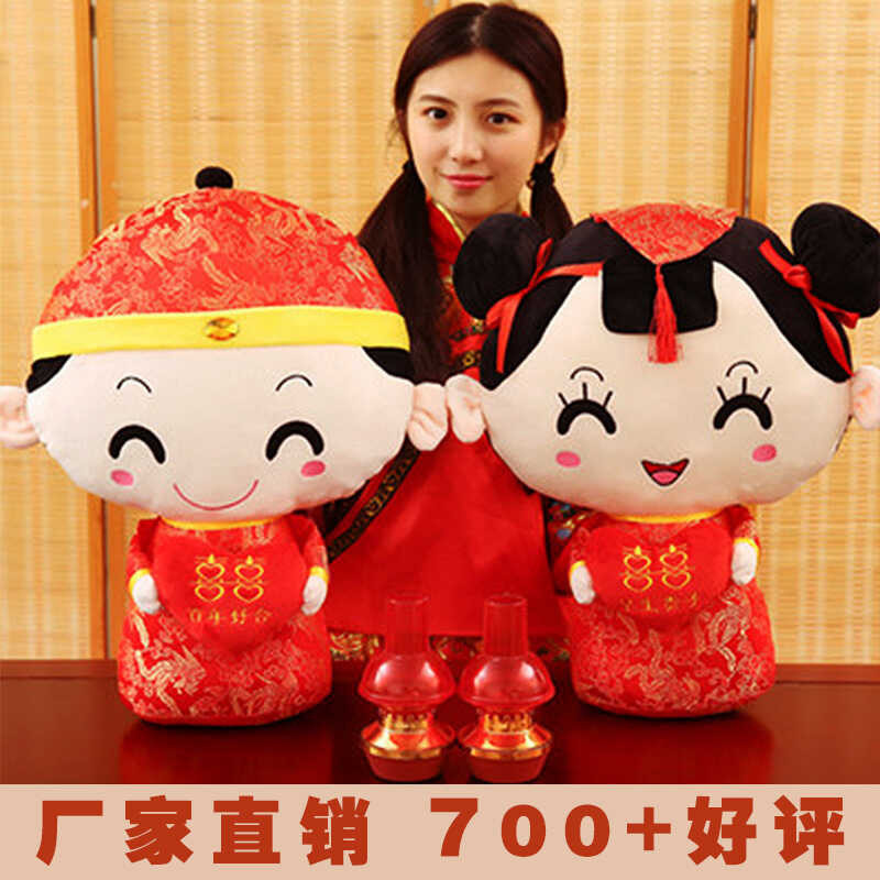 Babae na pindutin sa kama, isang pares ng mga plush toy supplies, dolls ...