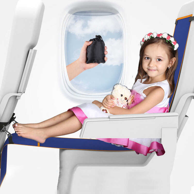 Bata At Mga Adults Car Bed Sit Isang Mahabang Layo Eroplano Upang ...