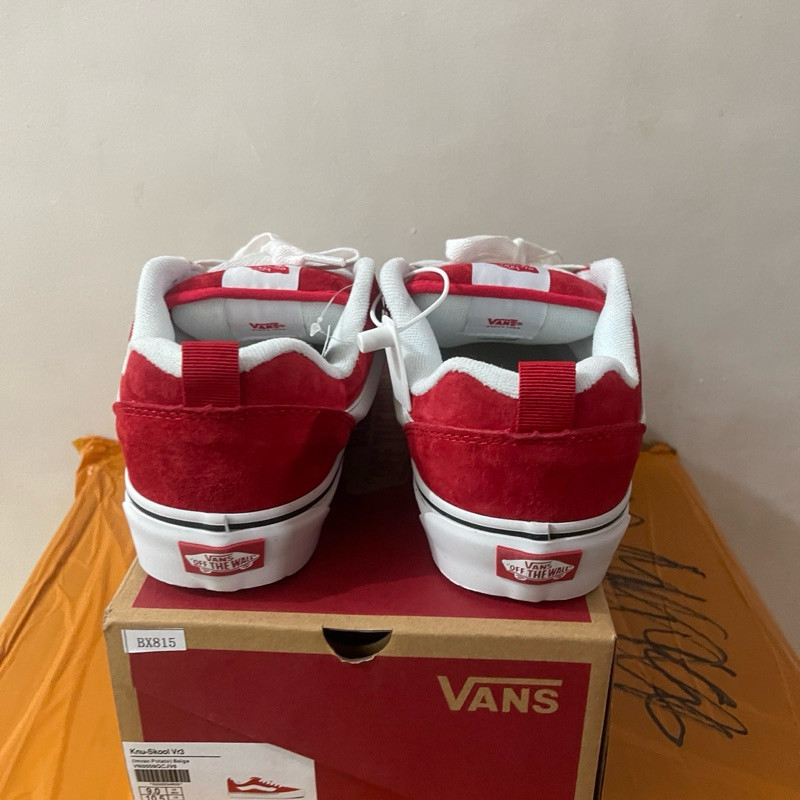 V KNU SkooL `Red White (men and women) | Shopee Philippines