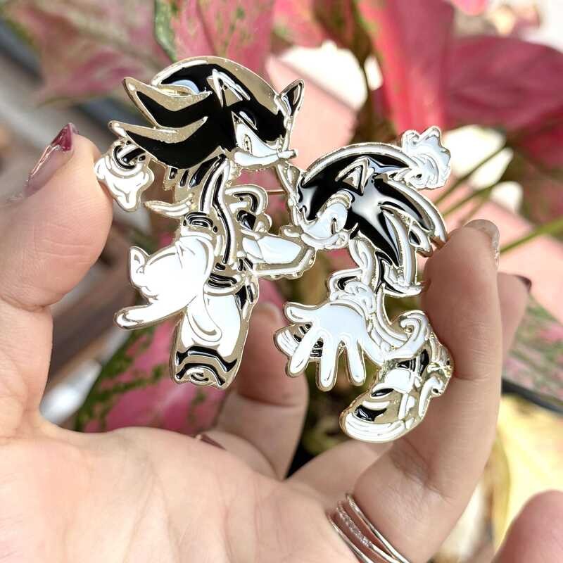 Sonic Collectible Brooch Fridge Magnet Sonic Chartr Gold Black White ...