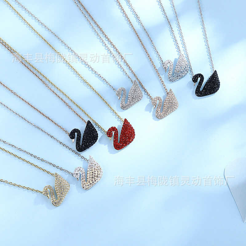 COD 2024 Ang multi color swan necklace ni Shi Jia ay may elementong ...