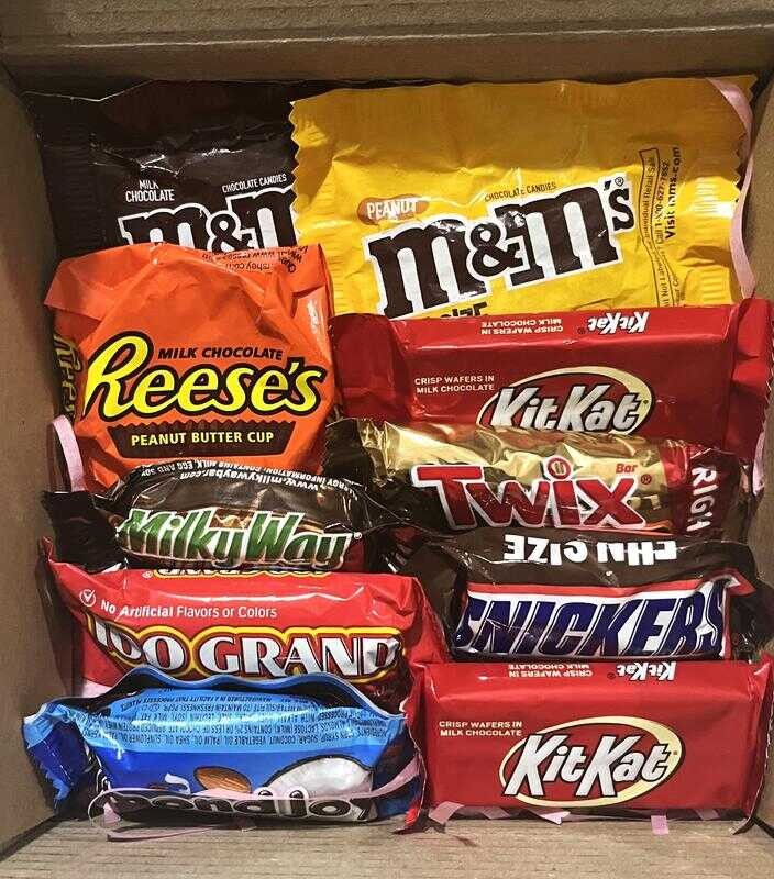 CHOCOLATE GIFT BOX SMALL IMPORTED 10 PIECES M&M KITKAT SNICKERS Reese's ...