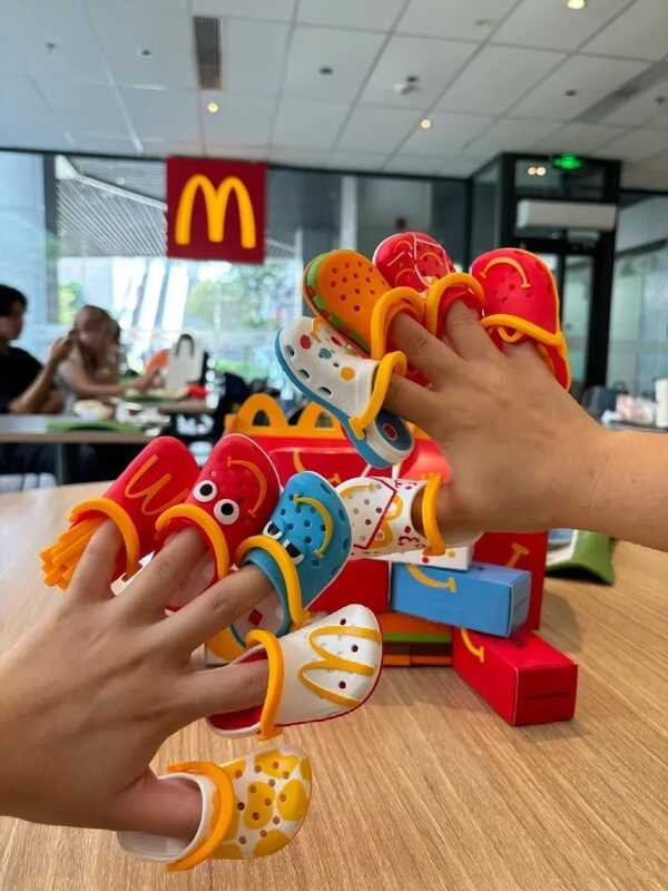 2024 ♁ Mini Mcdonald's Slipper Keychain Happy Meal Toys Figure ...