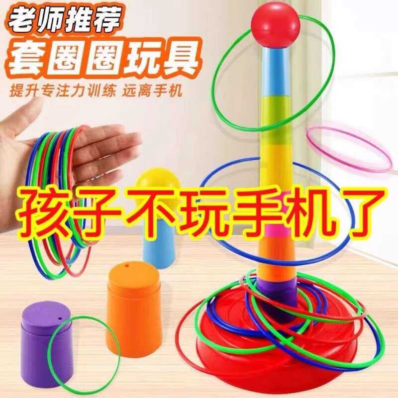 Parang gumagapang bata, laruan bilog, pakikipag-ugnayan mga magulang at ...