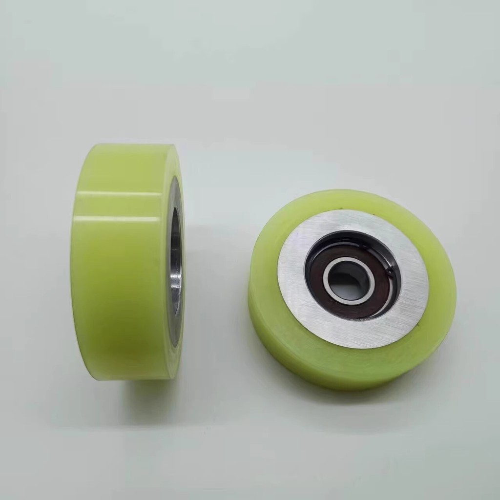 Escalator handrail with wheel speed measurement, anti-deviation wheel ...