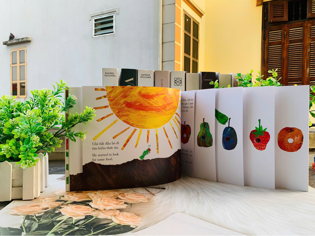 The Very Hungry Caterpillar (Bilingual Picture Book) | Shopee Philippines