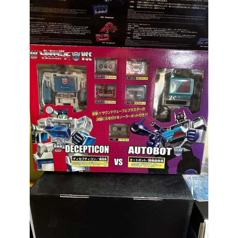 Tomy Takara Transformers SG SOUNDWAVE vs SG BLASTER E-Hobby Exclusive ...