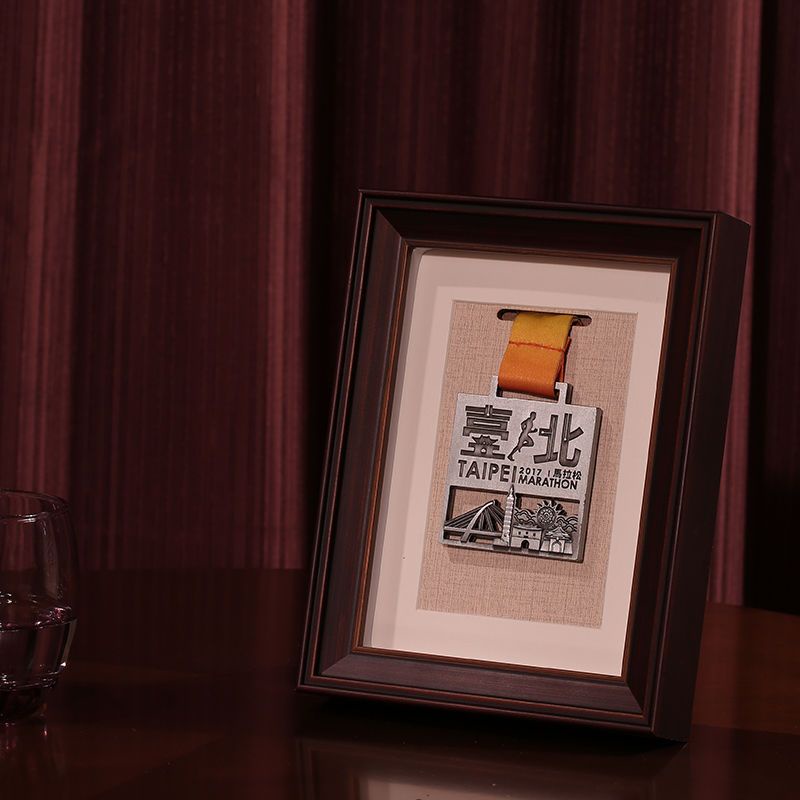 Marathon Medal Medal Storage Solid Wood Frame Table Display Badge ...