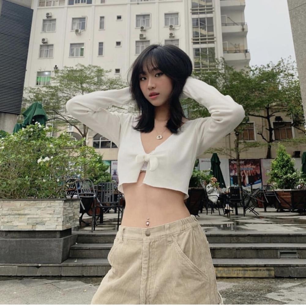 Women's white long-sleeved, body-hugging crop top with ribbed bow tie ...