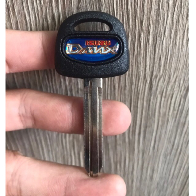 Isuzu Dmax key blank made in Thailand, see the key groove carefully ...