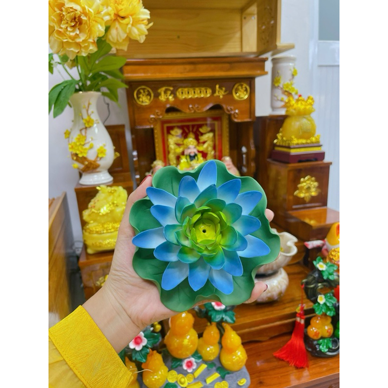 Porcelain lotus flowers hold incense, put the eight wisdom halls, and ...