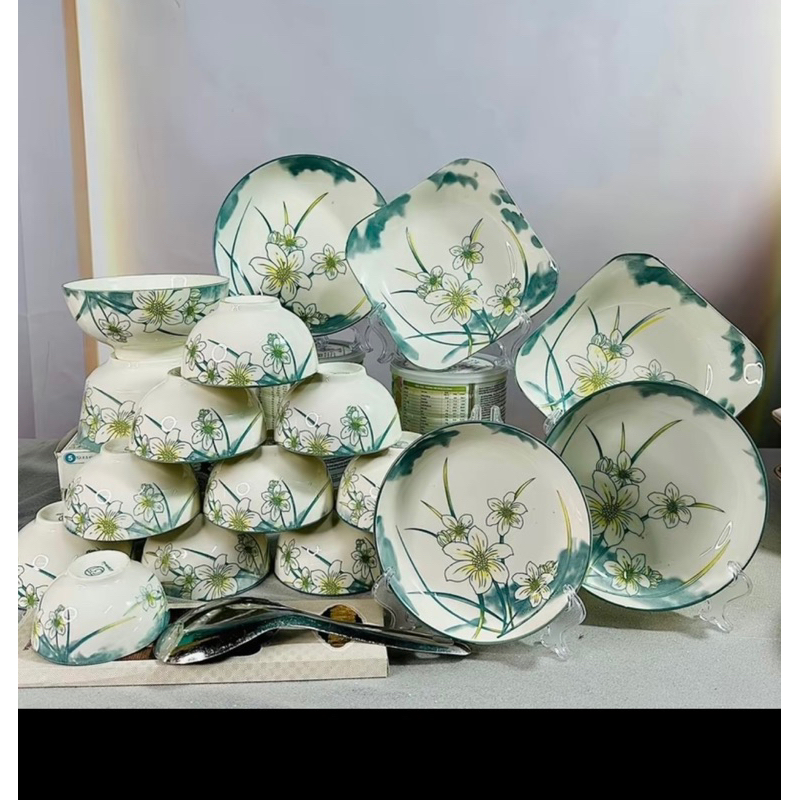 Beautiful 20-piece dinnerware set with soup ladle and chopsticks with ...