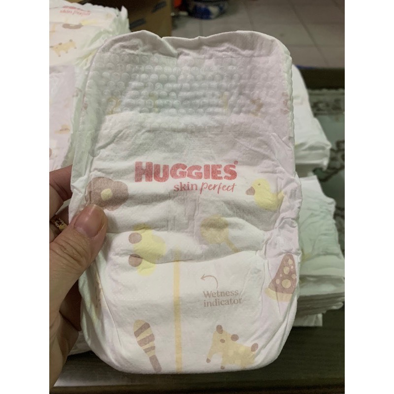 (Individual) Huggies newborn SkinPerfect diapers new model for newborn ...