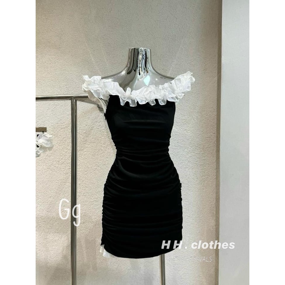 Ruffled lace dress on the chest and bottom, hugs the body and hugs the ...