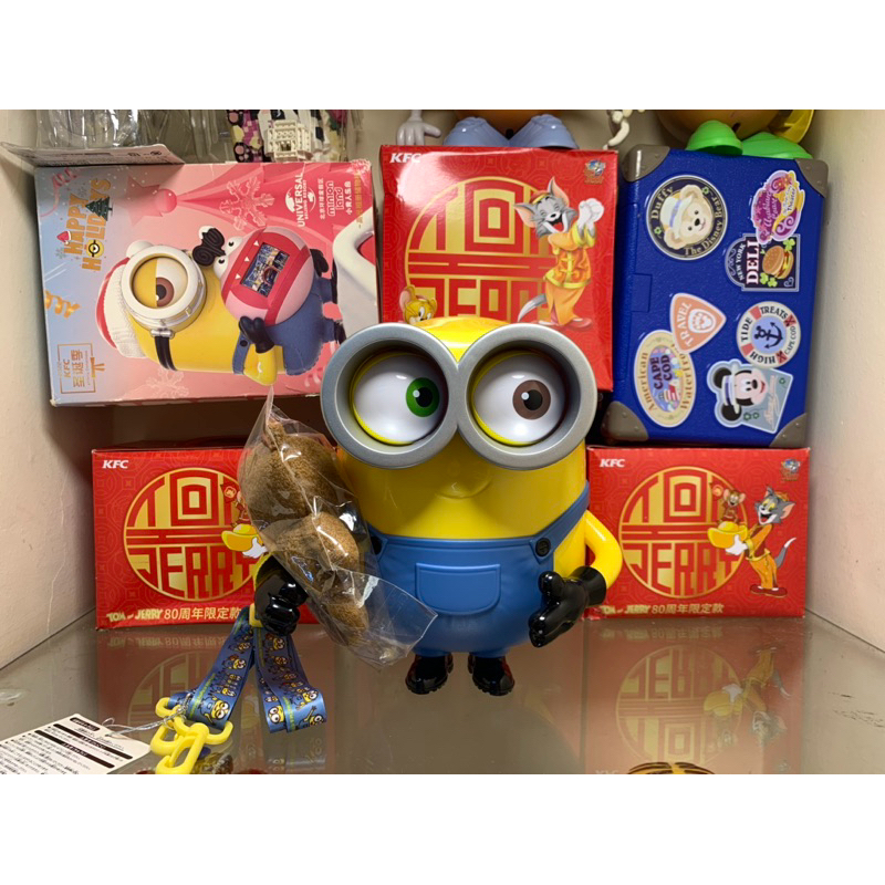 Corn box, Minion Bob model holding a Talking Heart, genuine Universal ...